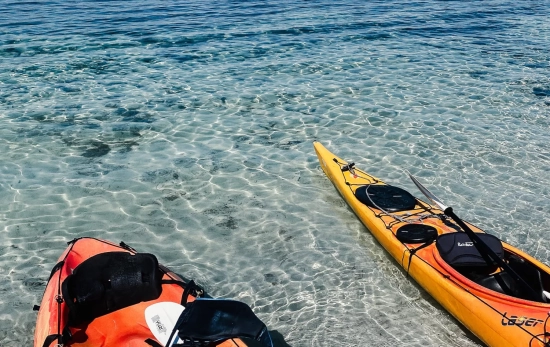 La ruta en kayak más bonita y desconocida de Menorca: cuevas, atalayas ...