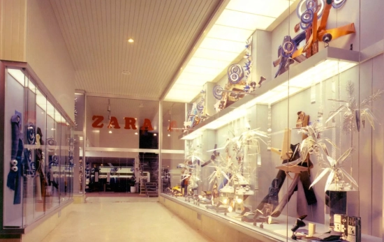 Adeus à primeira loja de Zara: Amancio Ortega baixa a persiana de seu ...