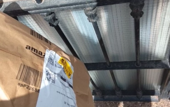 Amazon entrega o pacote numa casa desconhecida e pede ao cliente que ...